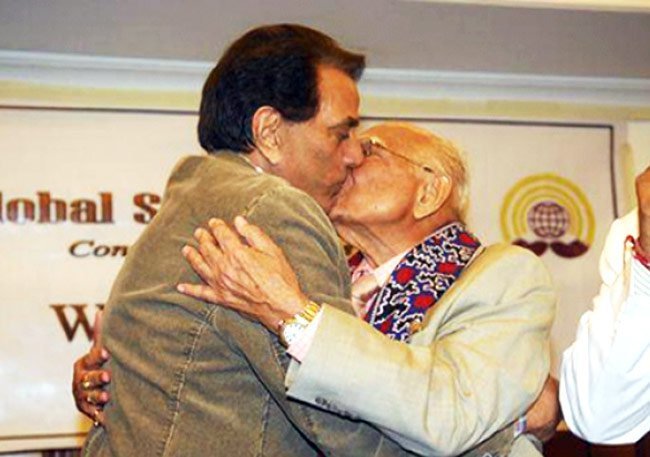 Dharmendra & Ram Jethmalani Locking Lips? What Dafuq Did I Just See? - ScoopWhoop