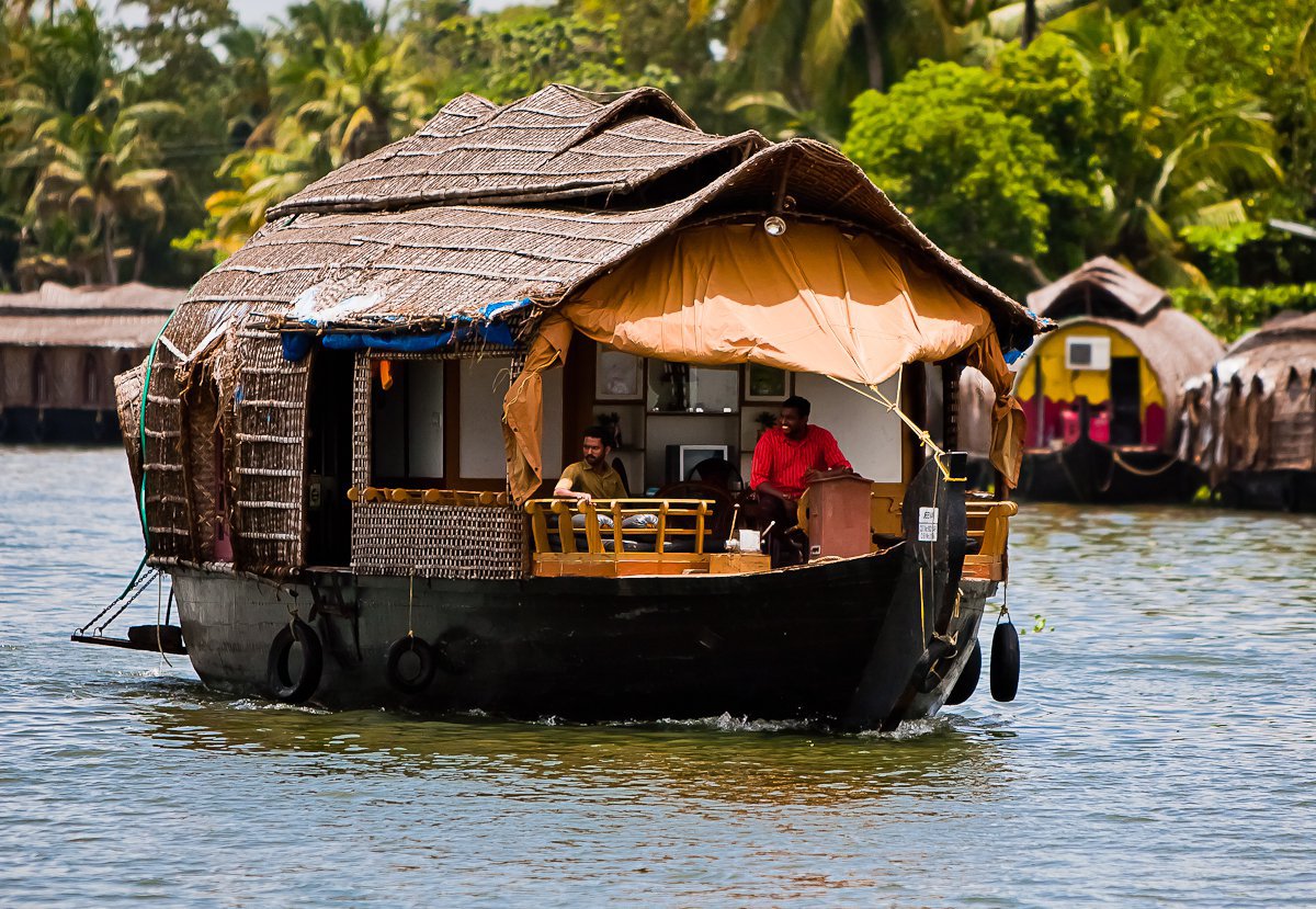 20 Exotic Houseboat Photos That Will Convince You That Your Next ...