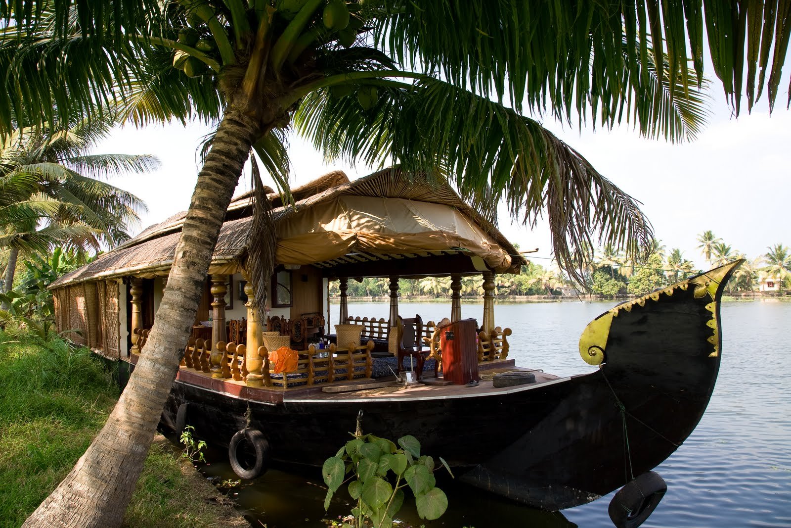 20 Exotic Houseboat Photos That Will Convince You That Your Next ...
