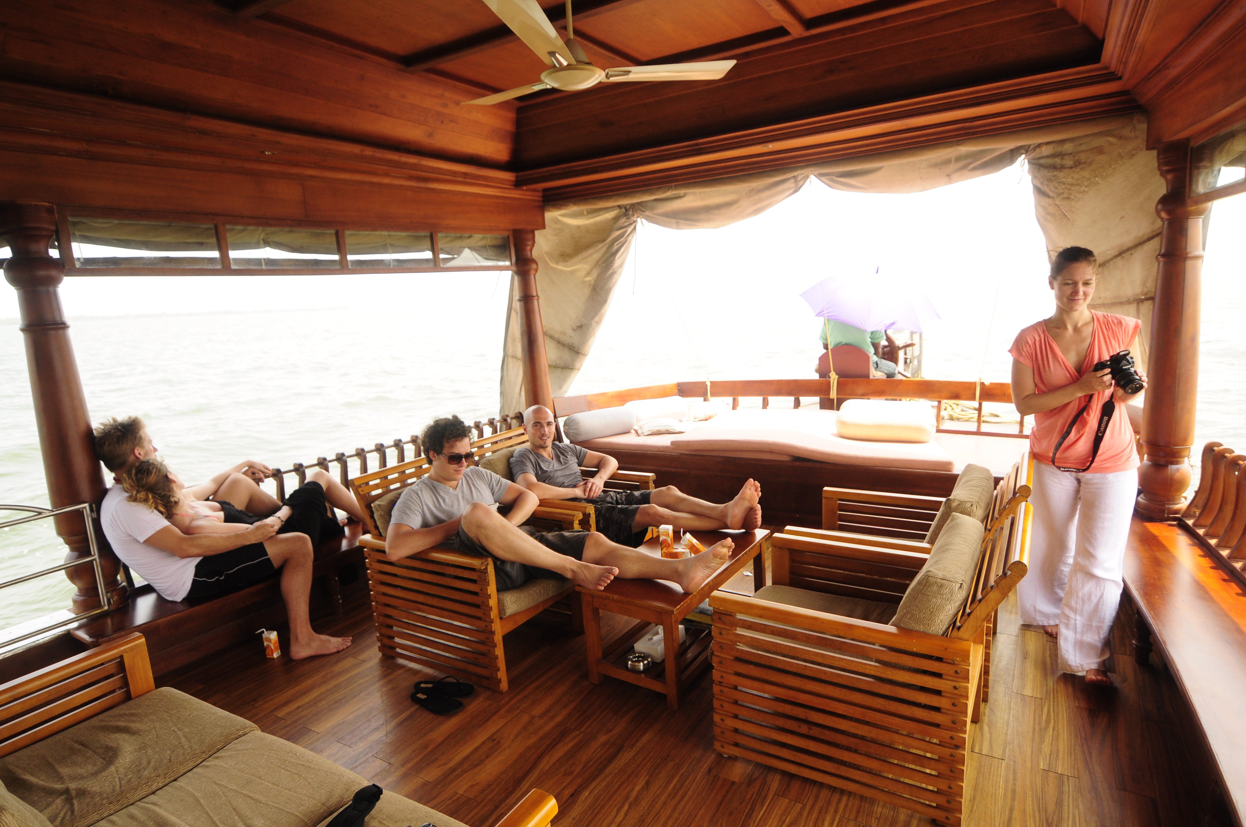 20 Exotic Houseboat Photos That Will Convince You That Your Next ...