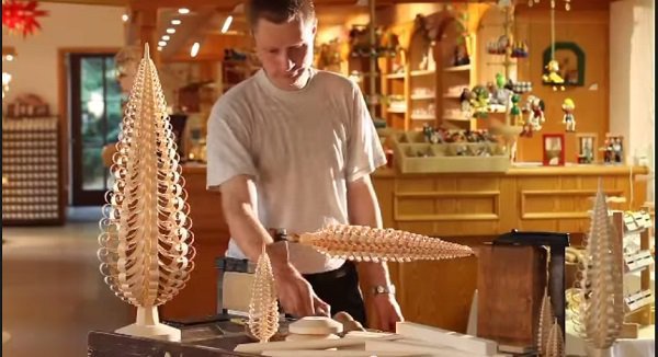 This German Woodworker Makes Beautiful Tree Figurines Out Of A Single ...
