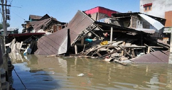 Flood Alert In Kashmir To Avoid 2014s Disaster Jhelum Crosses Danger