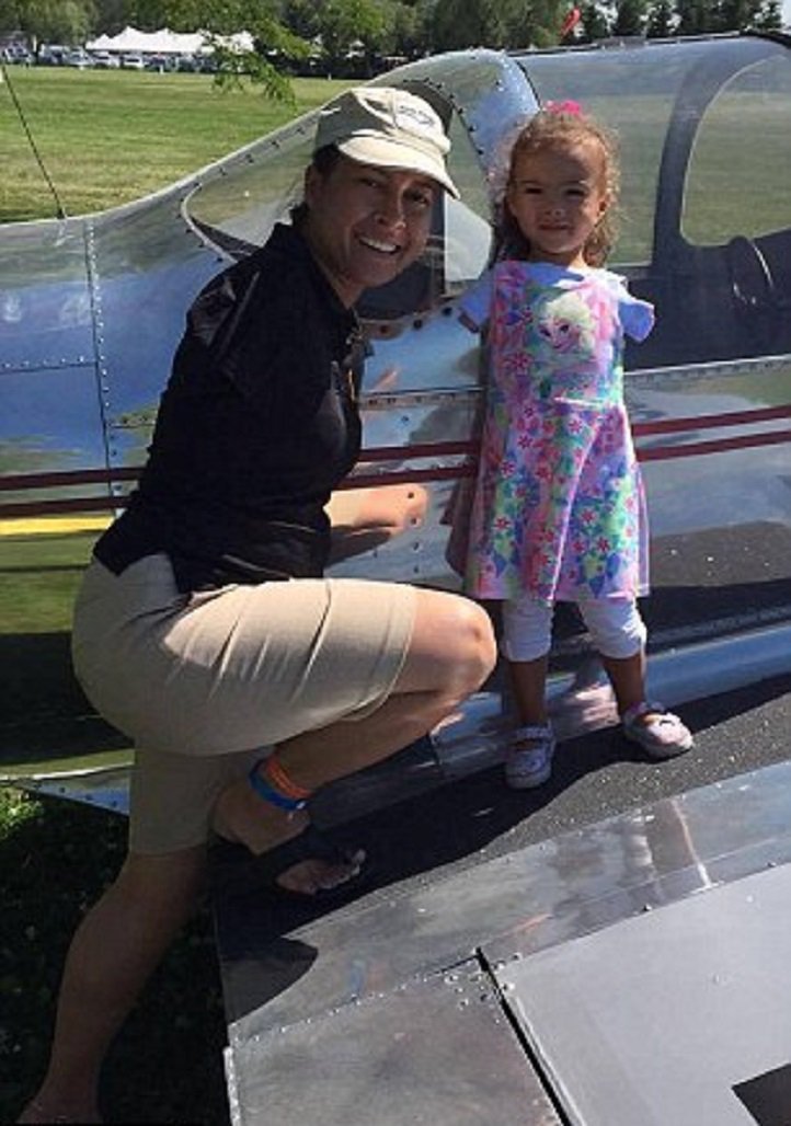 This Heartwarming Photo Of Armless Girl And Pilot Hugging Is Going ...