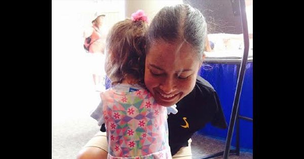 This Heartwarming Photo Of Armless Girl And Pilot Hugging Is Going ...