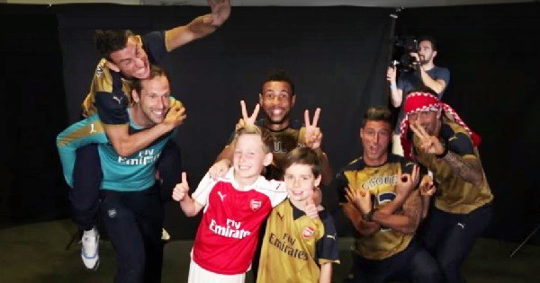 Watch Arsenal Players Photobomb Clueless Fans Who Are Posing With The ...