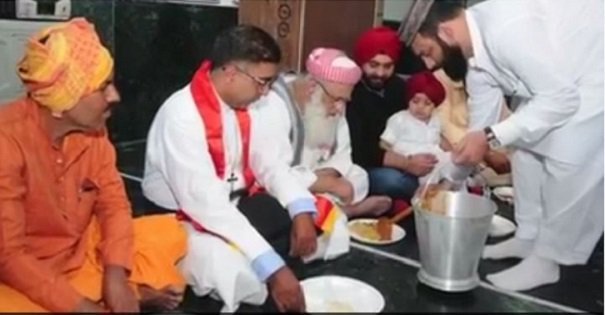 Watch How This Sikh Langar Inside Jama Masjid Brought People Of All ...