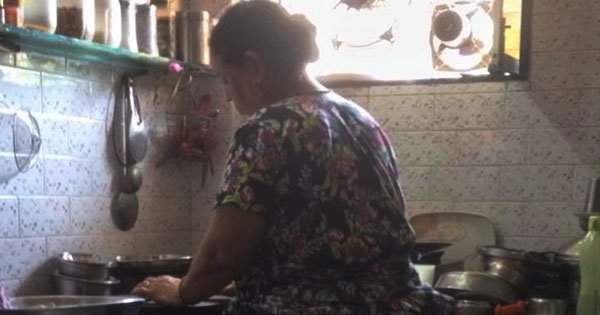 This Photo Of A Mom Making Rotis Despite Her Body Ache Beautifully ...