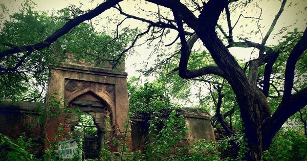 The Horrifying Story Behind This 600-Year-Old Haunted Palace In Delhi ...
