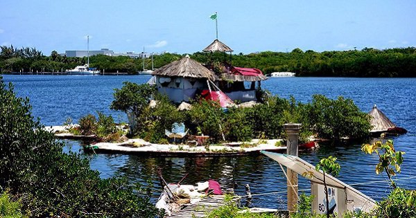 Meet The Man Who Lives In This Beautiful Floating Island He Built Using ...