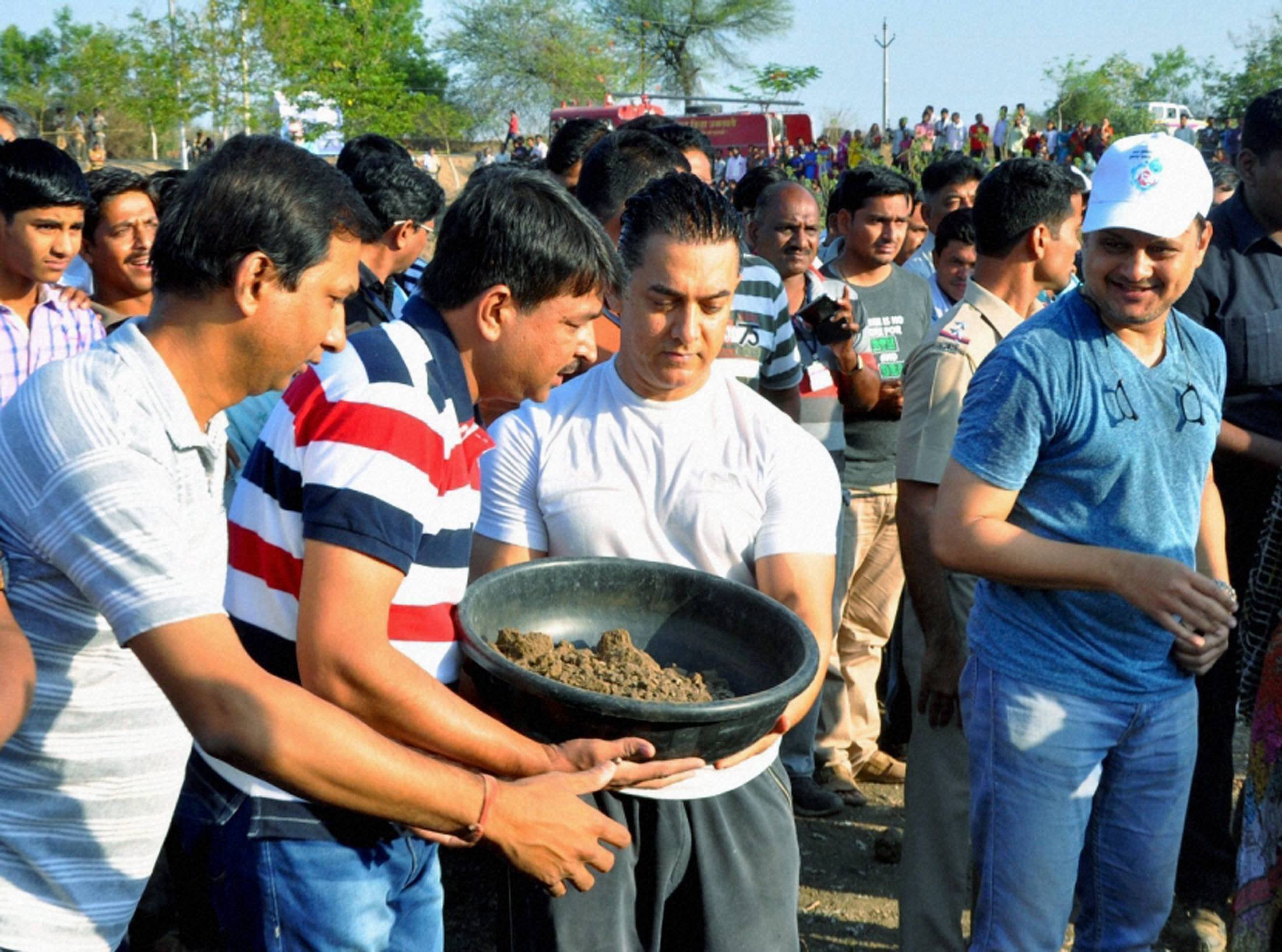 Spotted! Aamir Khan On Ground Zero Working For The Pani Foundation