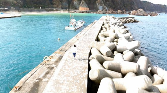 Ever Wondered Why The Rocks Alongside Marine Drive Are Shaped Like That ...