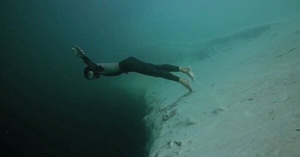 Experiencing The World’s Deepest Blue Hole Is Like Standing At The Edge ...