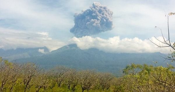 Indonesia volcano eruption triggers evacuation of 400 tourists at mount ...