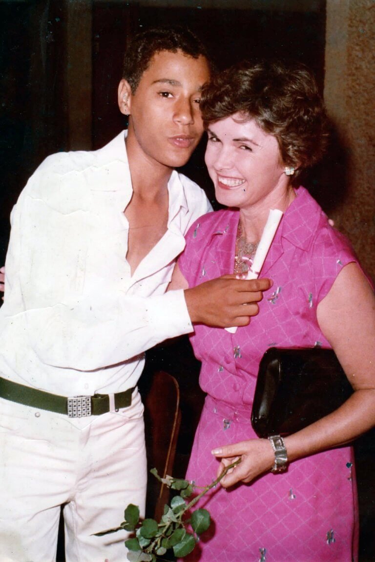 This Bodybuilder Risks His Life By Injecting His Muscles With Oil To ...