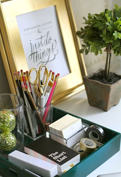 10 Easy Ways To Revamp Your Desk To Quirk Up Your Office Experience ...