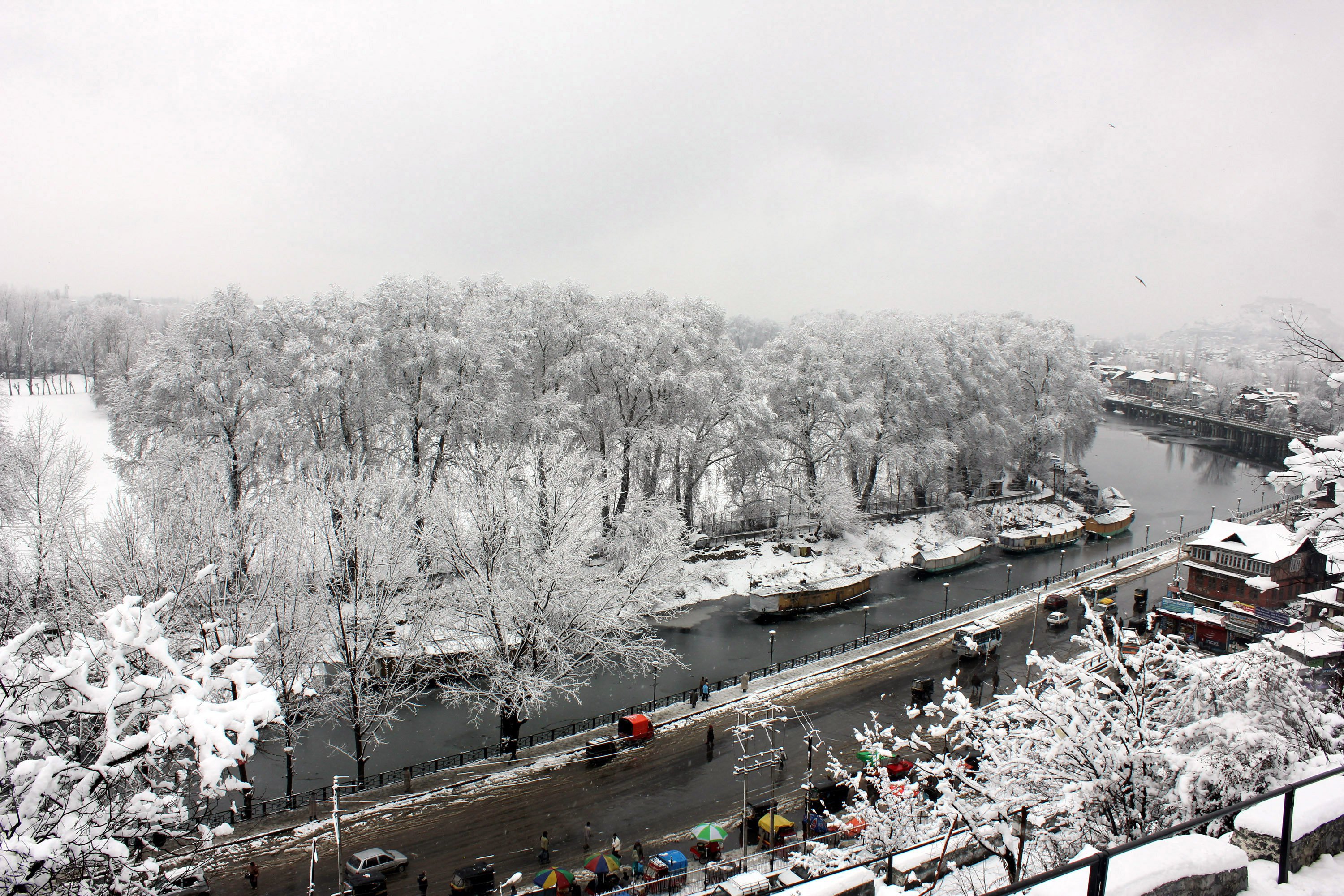 These Stunning Photographs Show How Kashmir Turns Into A Snowy ...