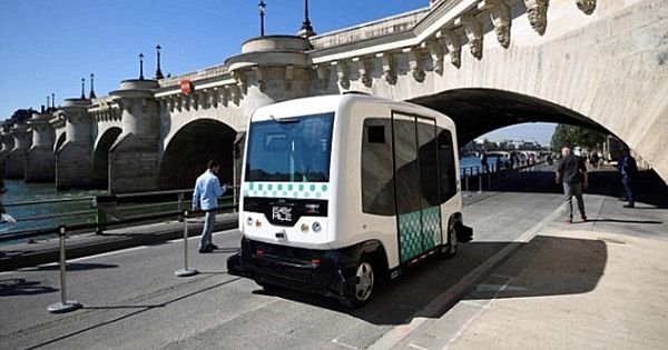 Paris rolls out electric bus service