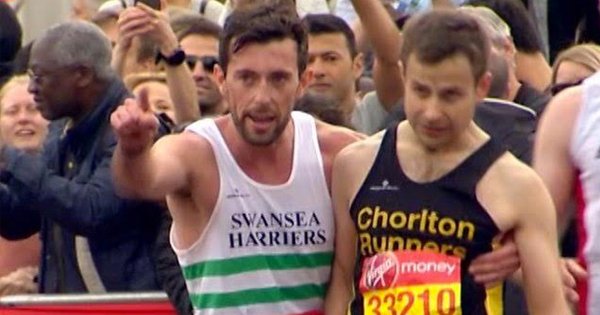 Twitter Hails This Marathon Runner A Hero For Sacrificing His Own Time ...