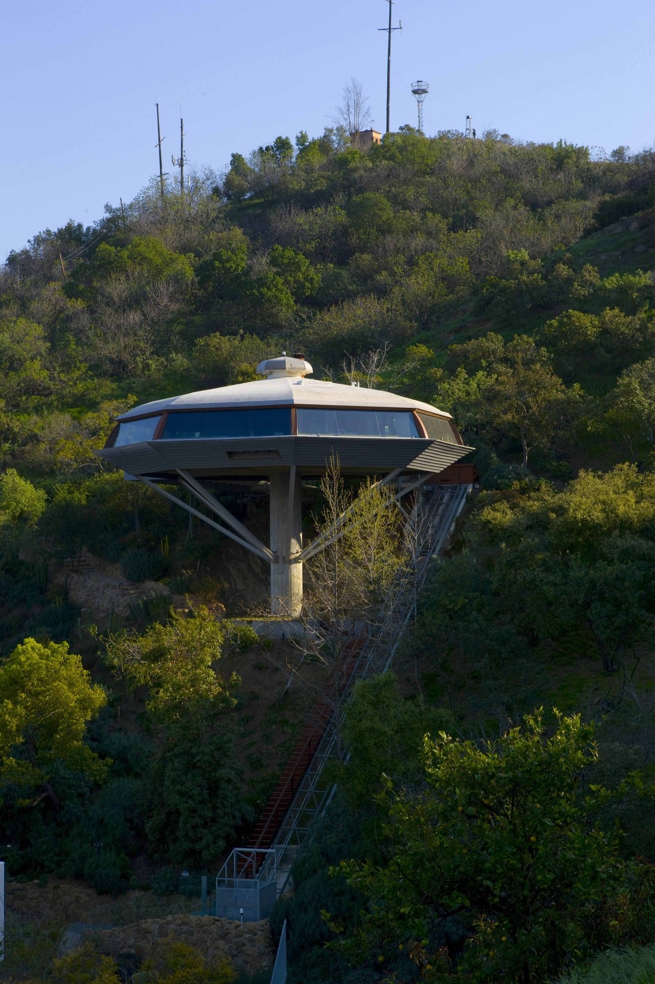 This Home Looks Like A Spaceship From The Outside, But Wait Till You ...
