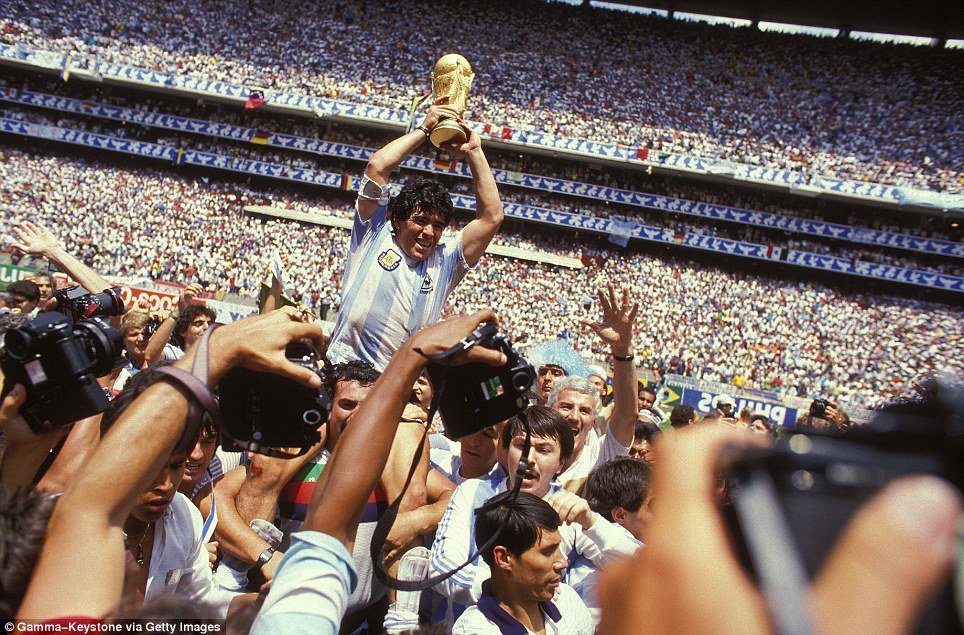 50 Iconic Football Photos From Through The Ages That Every Fan Needs To See