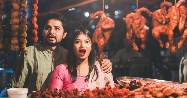 This Couple Captured Their Love For Food In Their Pre-Wedding Shoot ...