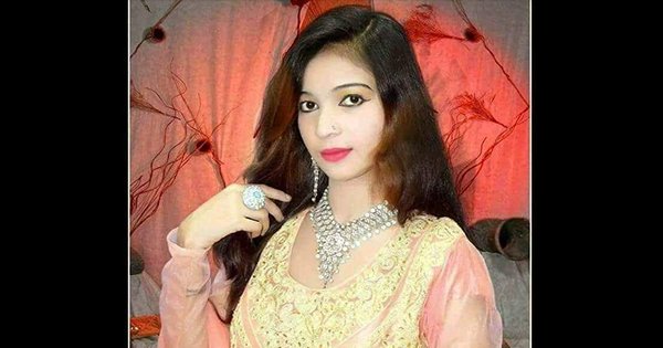 An 8 Months Pregnant Pakistani Singer Refused To Stand While Performing ...