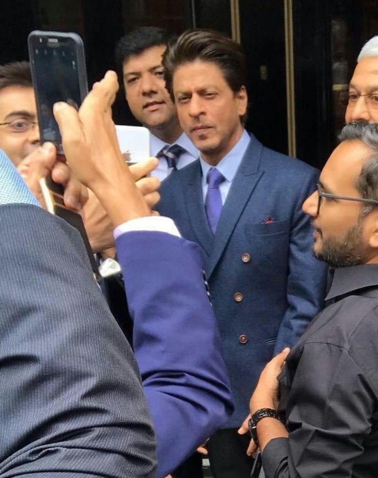 SRK Showed Up In London In A Blue Suit Looking Dapper AF & My Inner ...