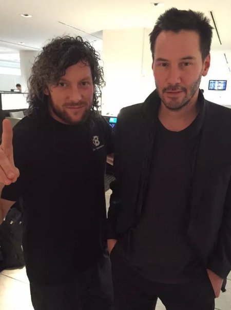 The Internet Noticed That Keanu Reeves Does The Hover Hand While Taking ...