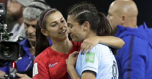 US Footballer Consoling Opponent After 13-0 Routing Is A Perfect ...