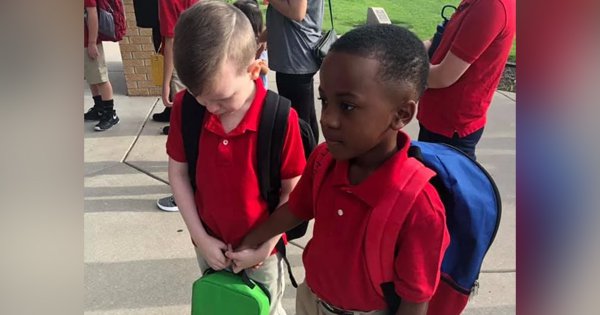 This Kid Comforted His Crying Classmate On Their First Day Of School ...