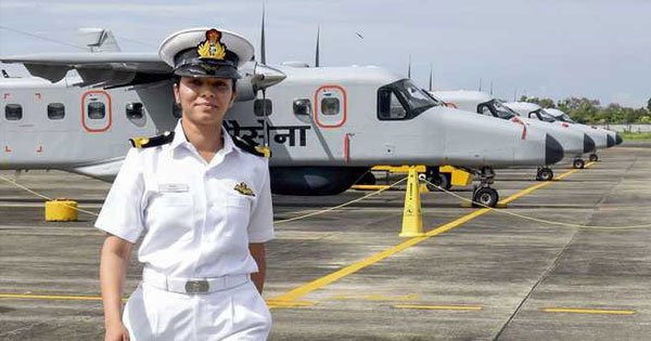 Meet India's First Woman Navy Pilot Shivangi Who Has Achieved A Major ...