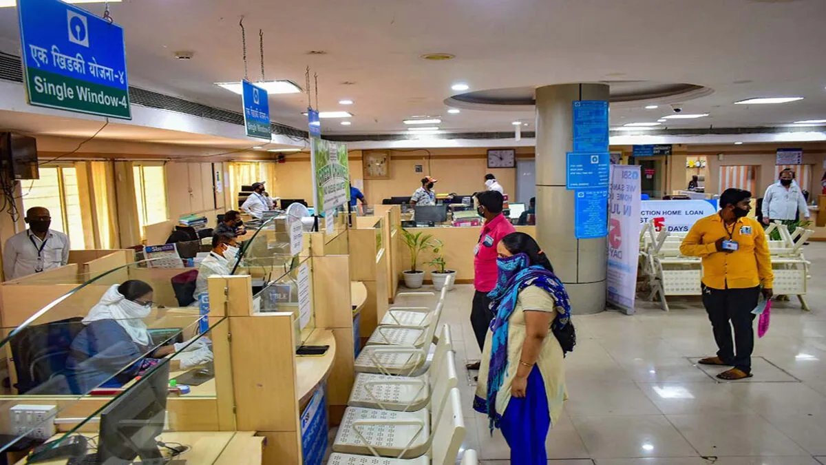 Twitter User Shares A Picture Of The SBI London Branch Shut For Lunch Hours Twitter User Shares A Picture Of The SBI London Branch Shut For Lunch Hours