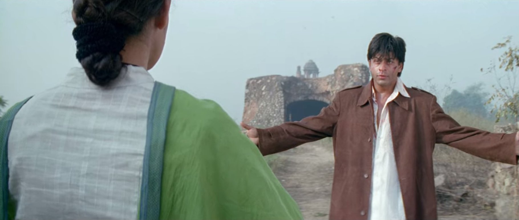 15 Times Shah Rukh Khan Stretched His Arms & Stole Our Hearts With His ...