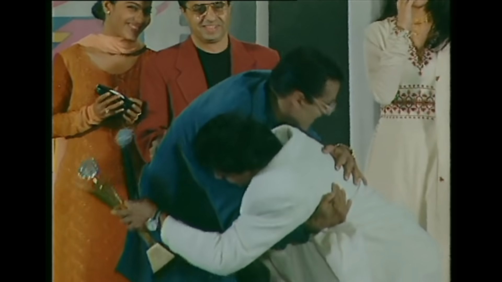 Old Video Of SRK Being Goofy While Getting An Award Shows He's Always ...