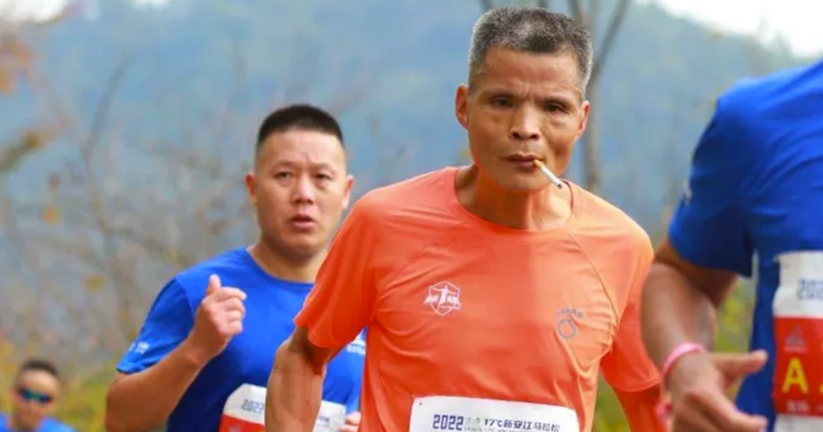 50-Year-Old Man Completes 42-Km Marathon While Smoking