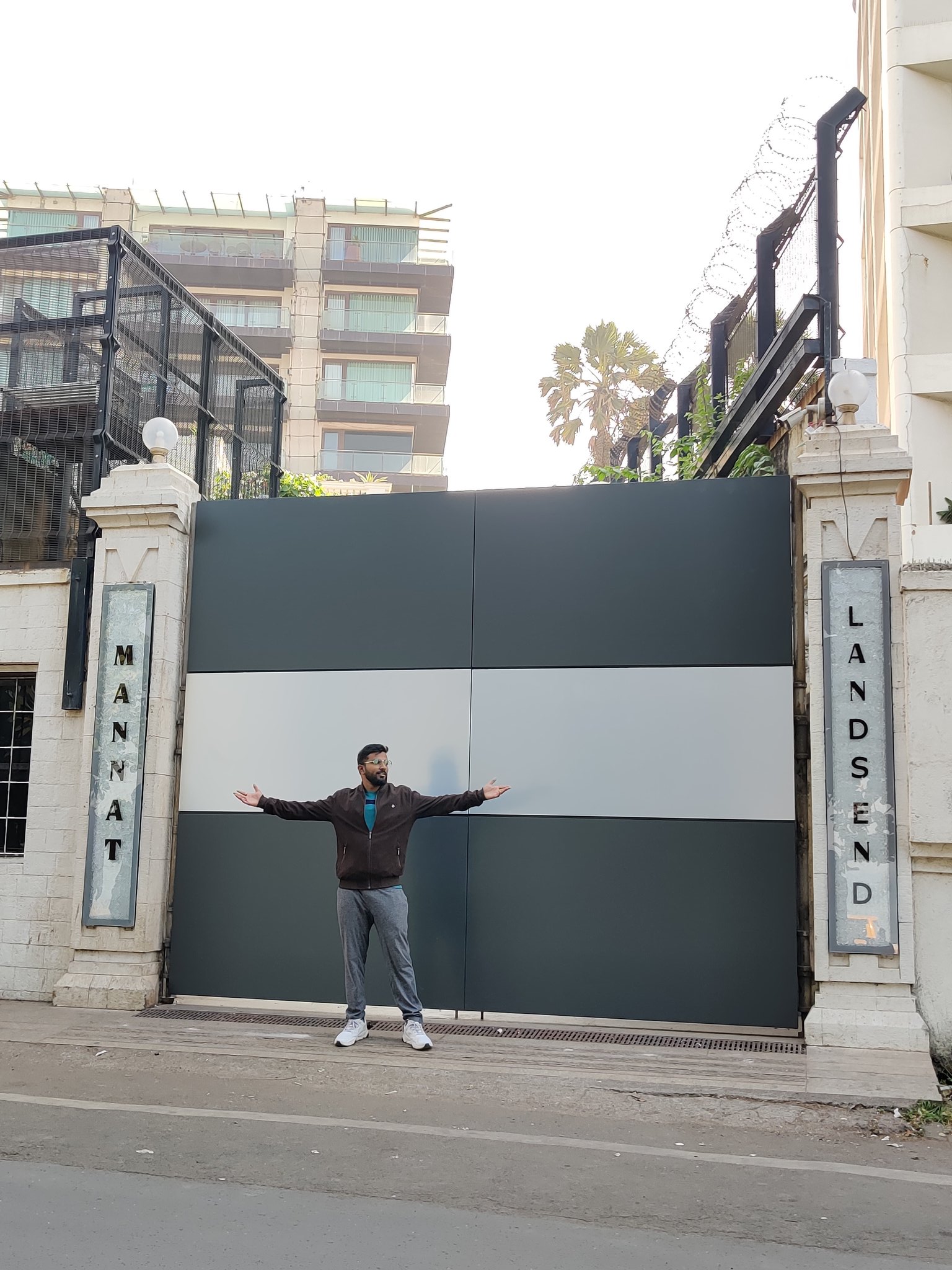 Shah Rukh Khan Gets A Diamond-Studded Nameplate For His Home