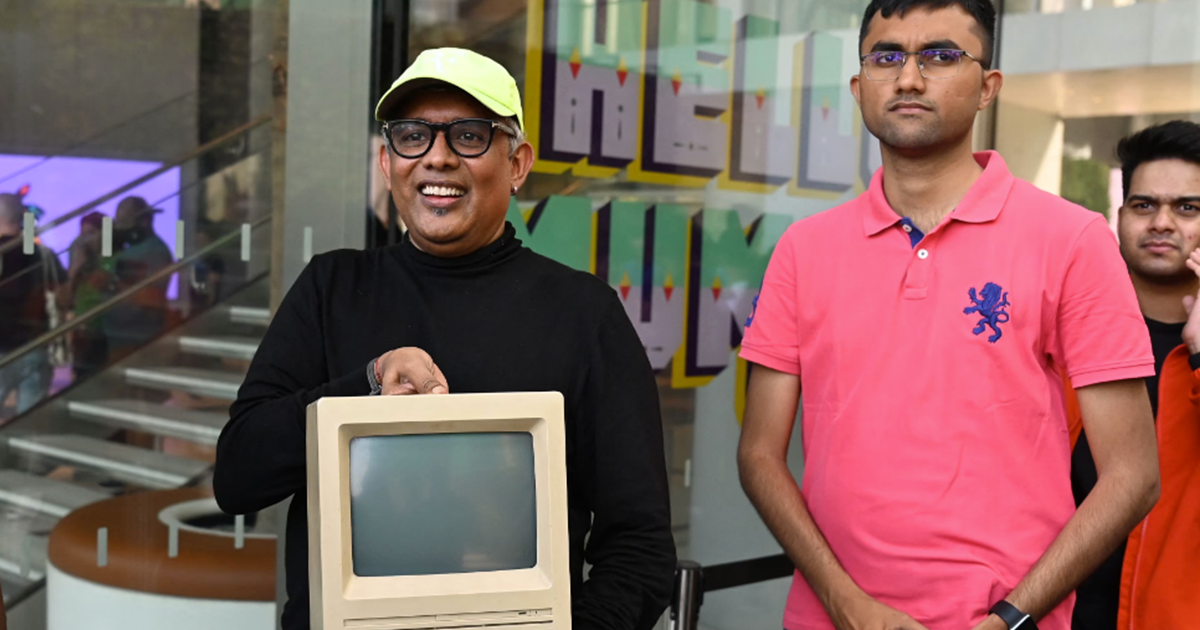 This Apple Fan Brought The Macintosh To Store Launch In Mumbai & Even ...
